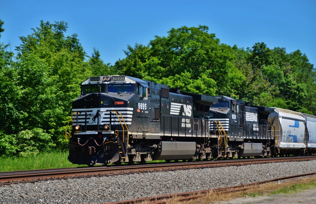 NS 9895 & 9039 lead the mixer west.